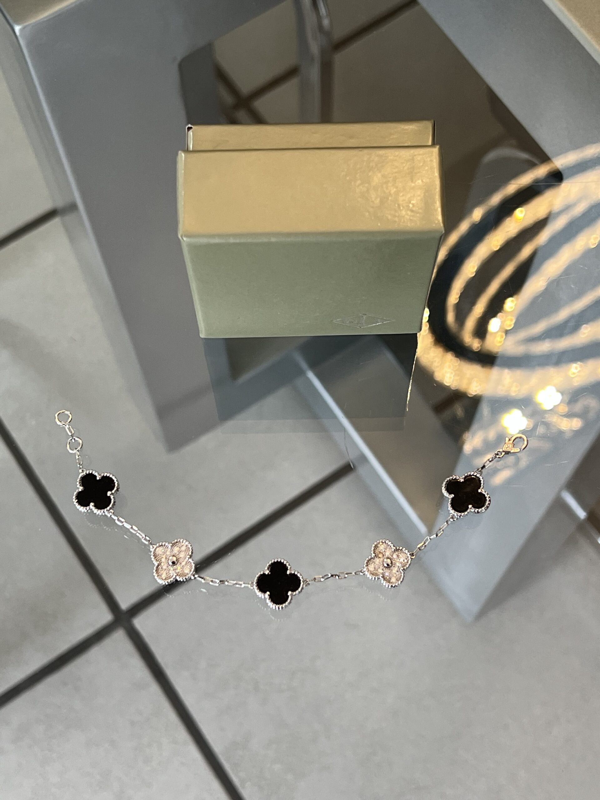 VAN CLEEF – Exclusive Brands
