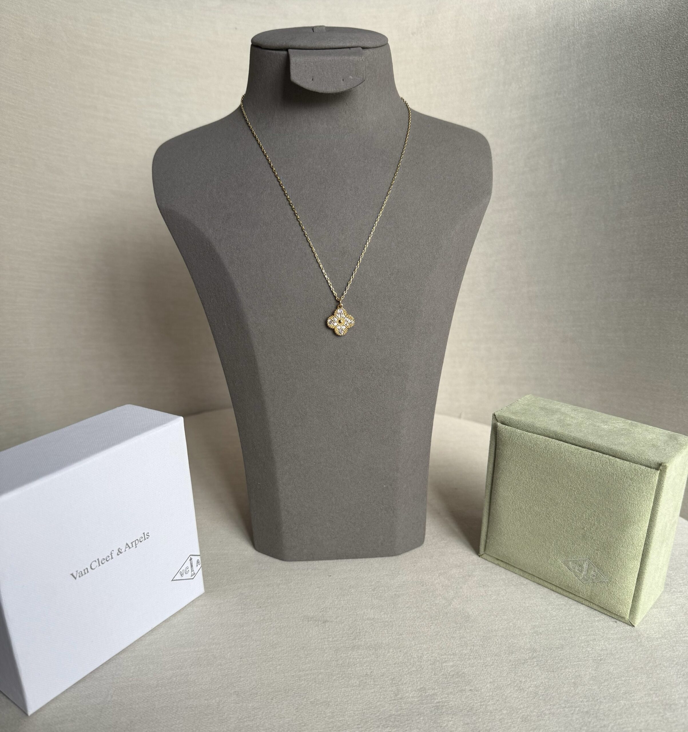 VAN CLEEF – Exclusive Brands